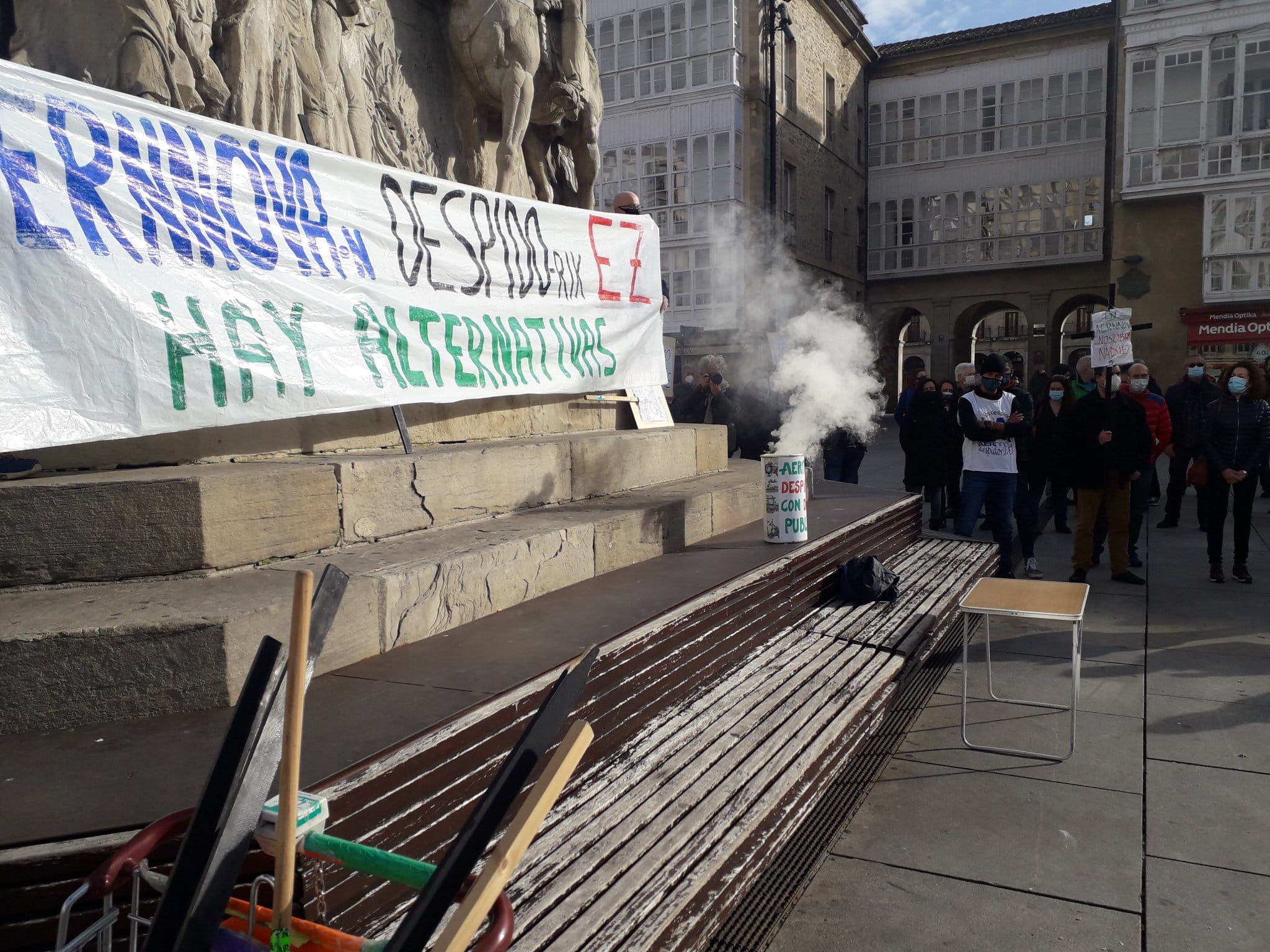 Los 82 trabajadores de Aernnova despedidos han quemado las cartas — ELA ...